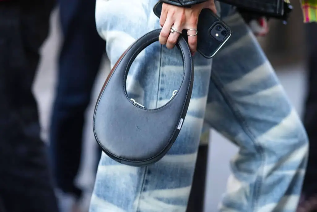 See Who Is Biting On iPhones Now